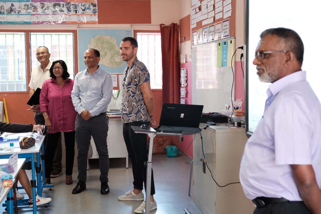 Le Maire de Saint-Paul, Emmanuel Séraphin, visite l'École Blanche ...