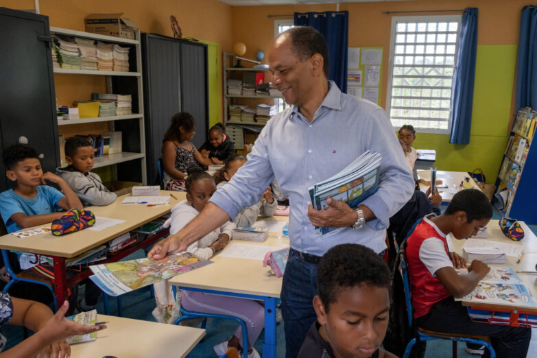 Emmanuel SÉRAPHIN et les élu.es de la Ville, visitent l'école ...